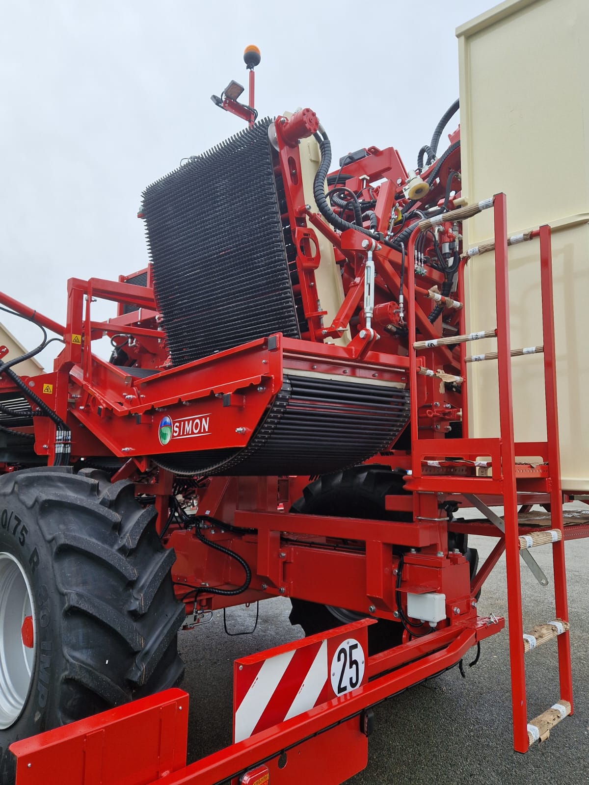 R3CMR : L'Arracheuse 3 Rangs SIMON pour Carottes et Panais - Machines Simon